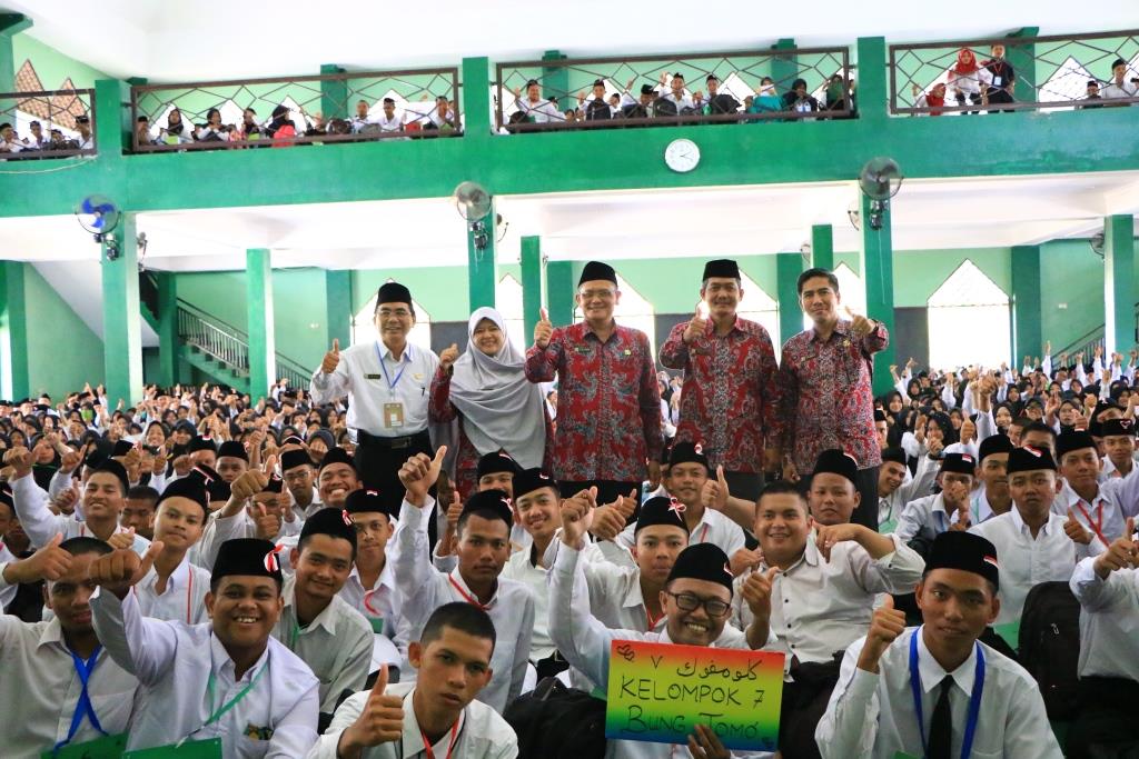 Ribuan Mahasiswa Baru Kompak Bentuk Formasi Paper Mob – UINSI Samarinda