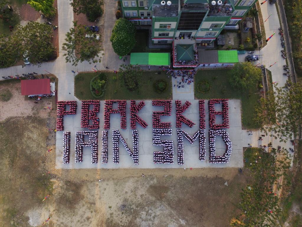 Ribuan Mahasiswa Baru Kompak Bentuk Formasi Paper Mob – UINSI Samarinda