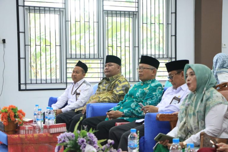 Prof. Sam’ani Beri Penguatan Moderasi Beragama di FEBI UIN Sultan Aji ...